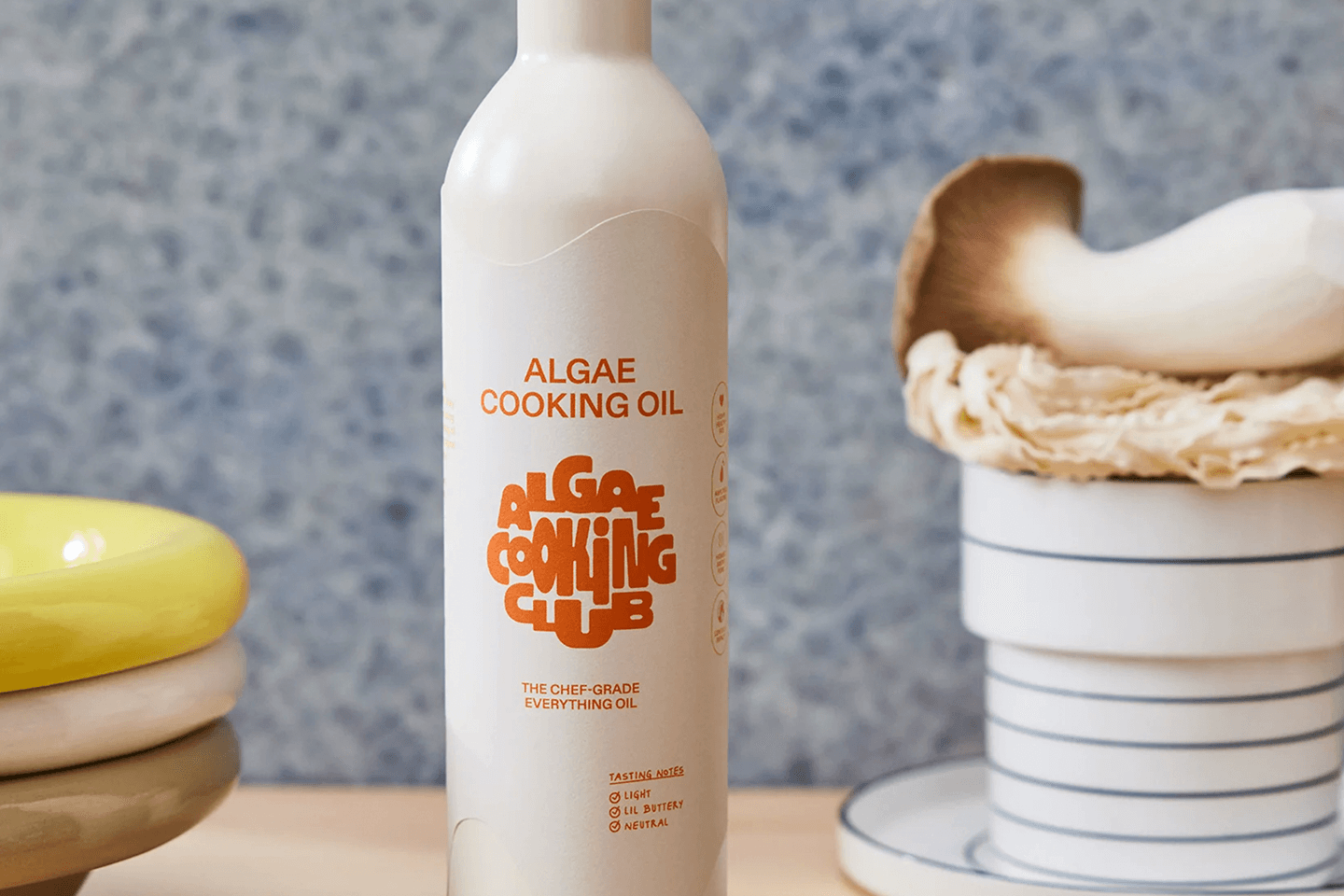 High-smoke point cooking oil derived from microalgae